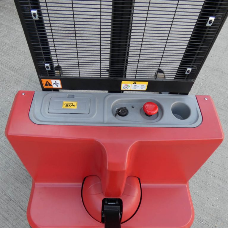 Fully Powered Straddle Stackers (LESS-15) - LiftMate